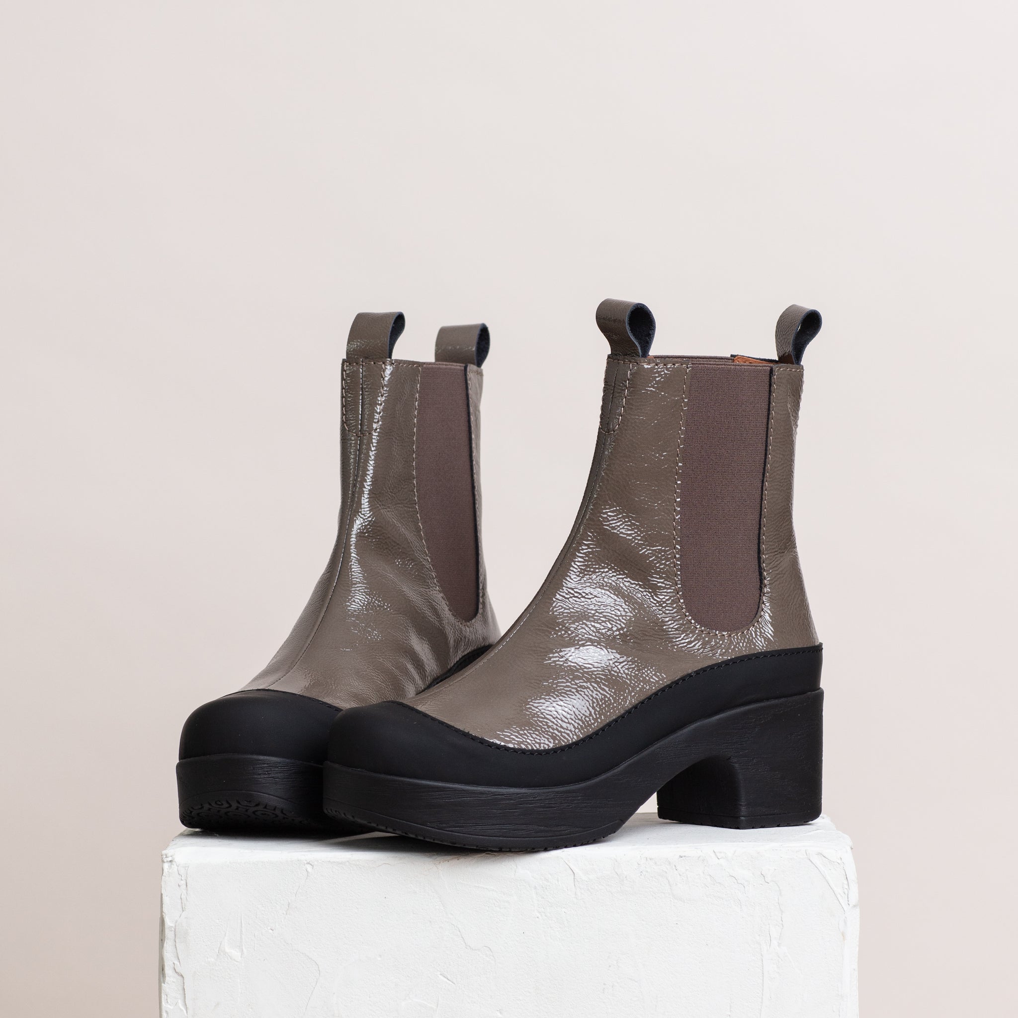 Calou Stockholm | Susie Patent Grey leather clog boot